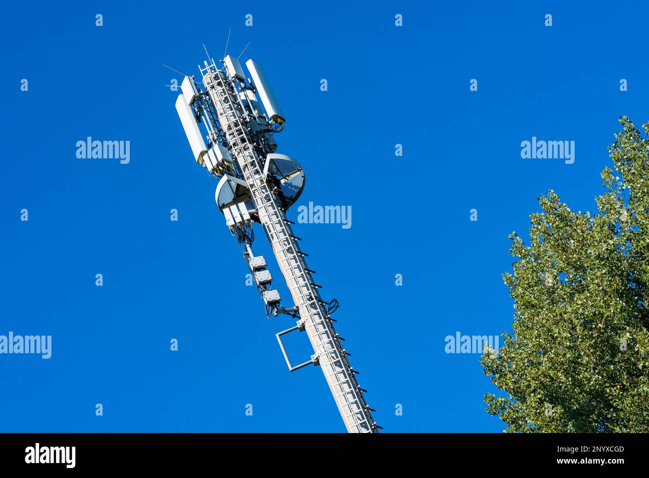 Broadcast mast hi-res stock photography and images - Alamy