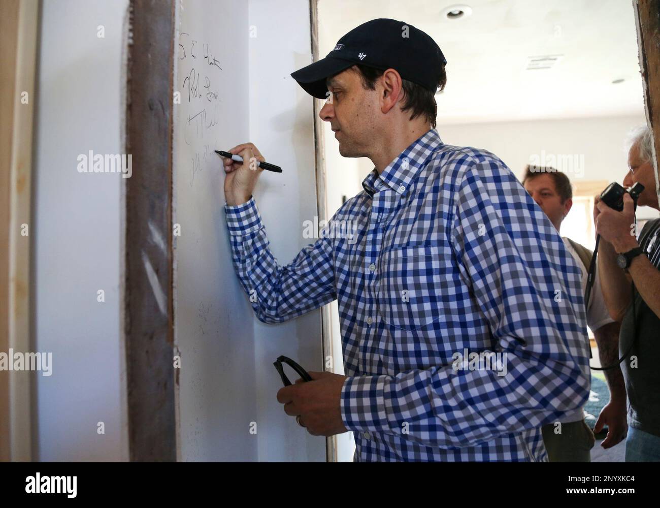 Ralph Macchio, who played Johnny in the movie "The Outsiders", signs a ...
