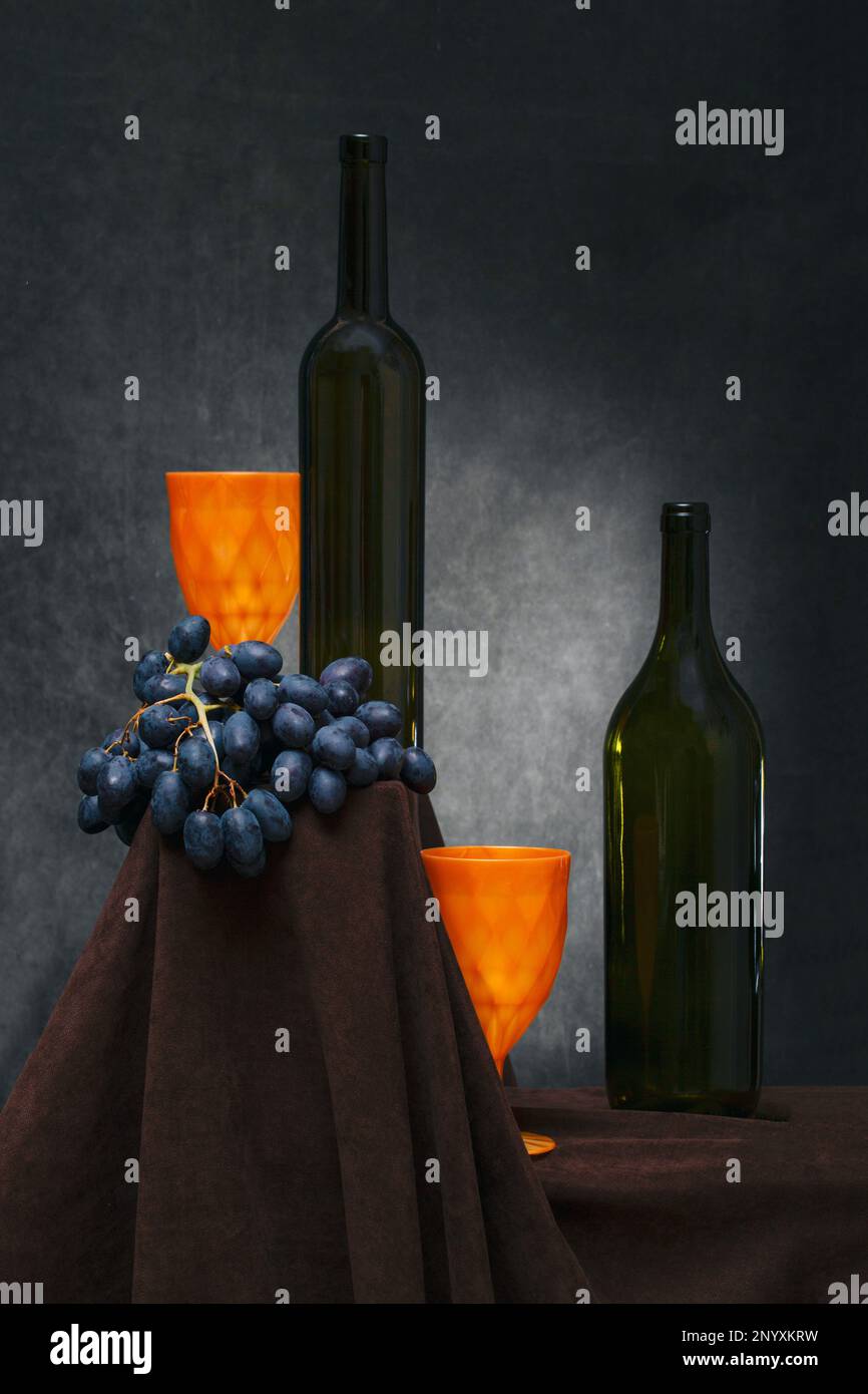 Still life bottles grapes hi-res stock photography and images - Alamy