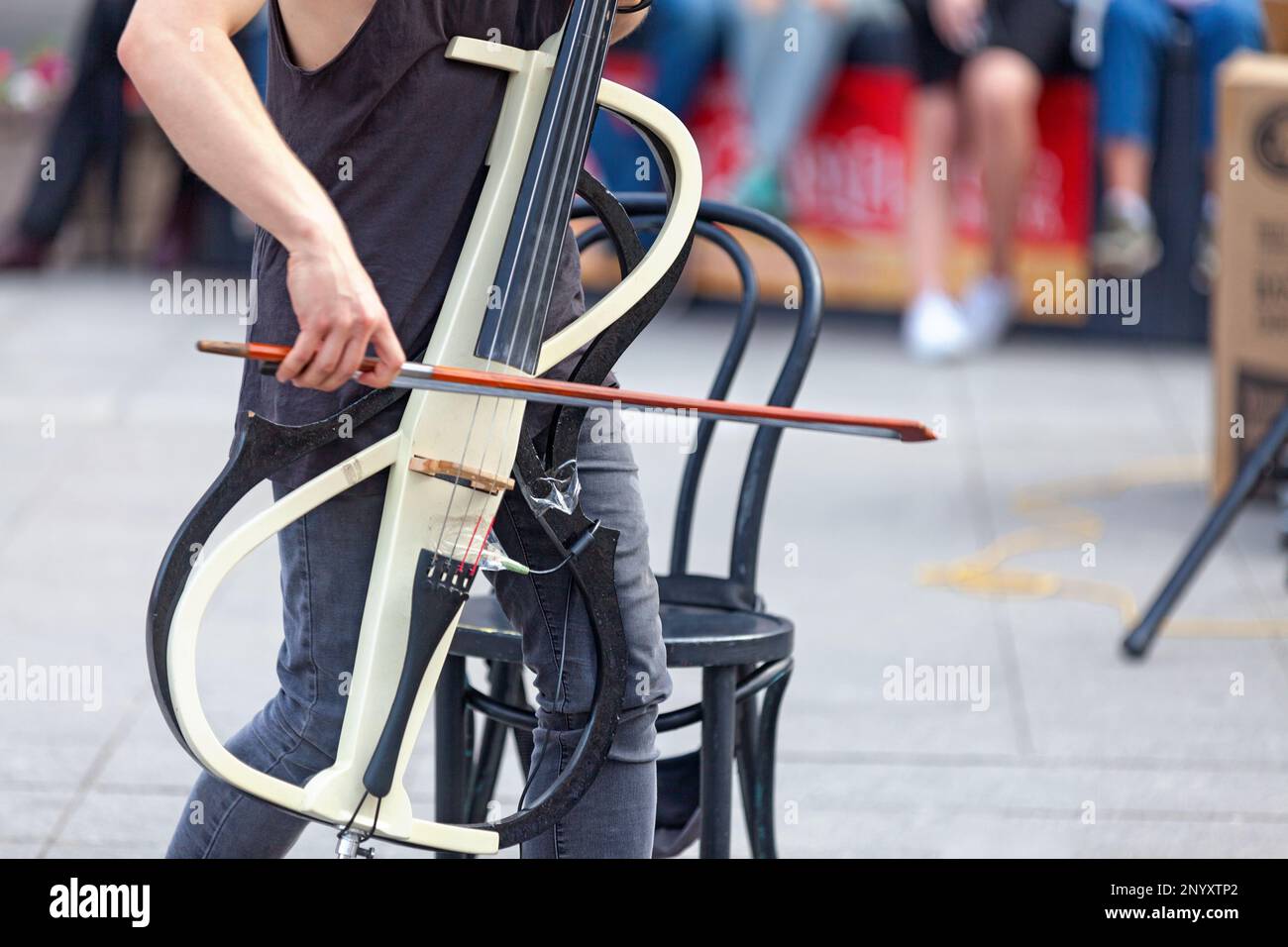 Electric cello hi-res stock photography and images - Alamy