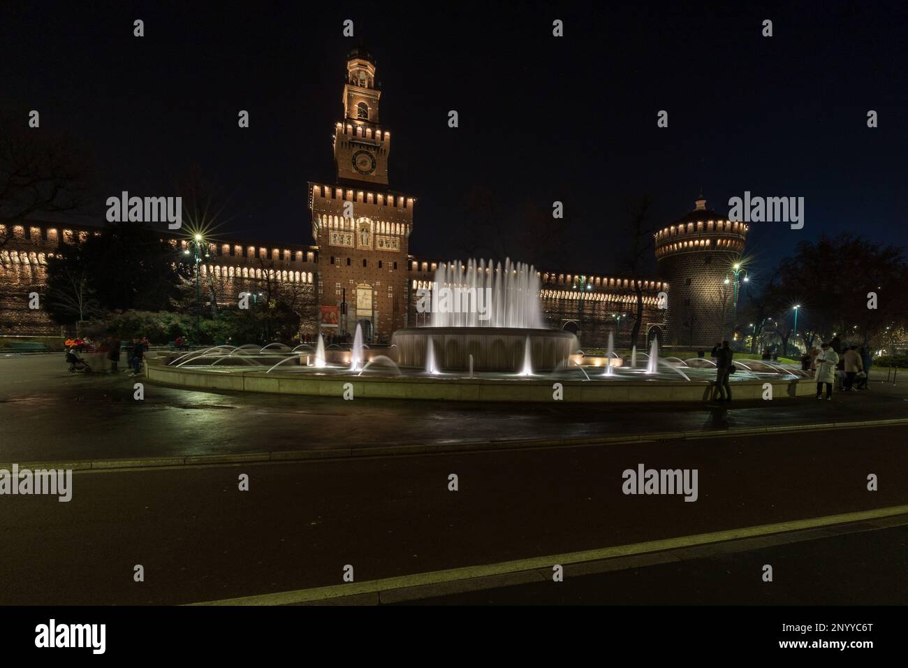 Castello Sforzesco Milano di notte Stock Photo - Alamy