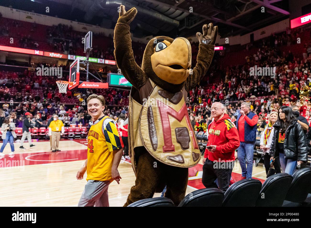 College basketball mascot hi-res stock photography and images - Alamy