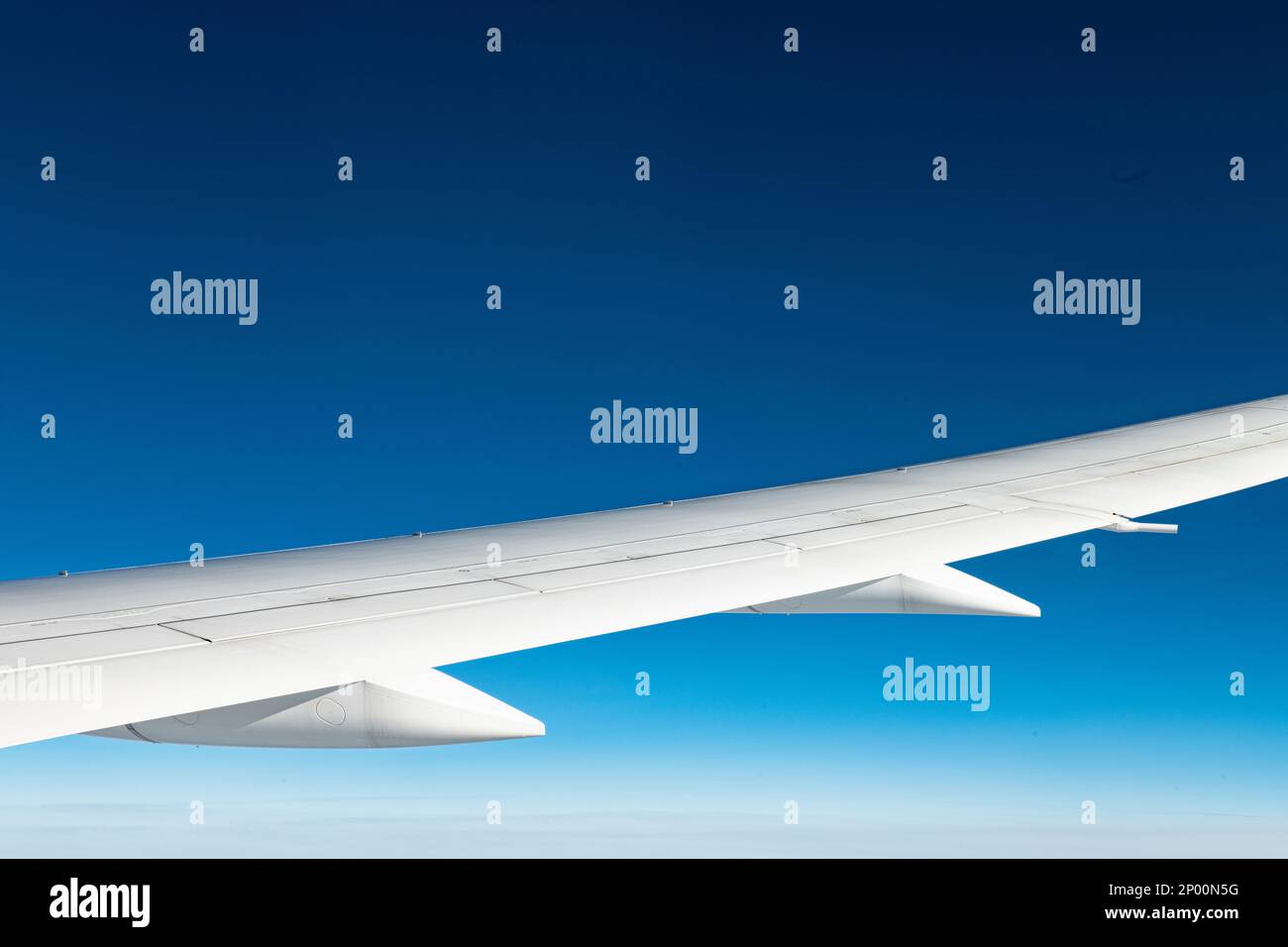 White aeroplane wing hi-res stock photography and images - Alamy