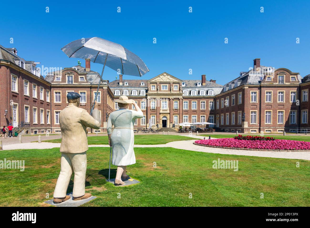 Nordkirchen: Schloss Nordkirchen water Castle, sculptures of ...