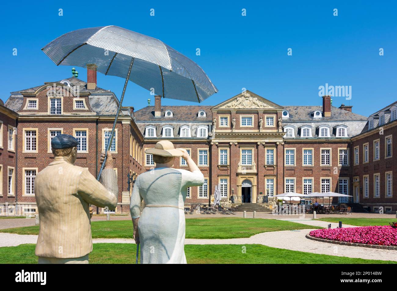 Nordkirchen: Schloss Nordkirchen water Castle, sculptures of ...