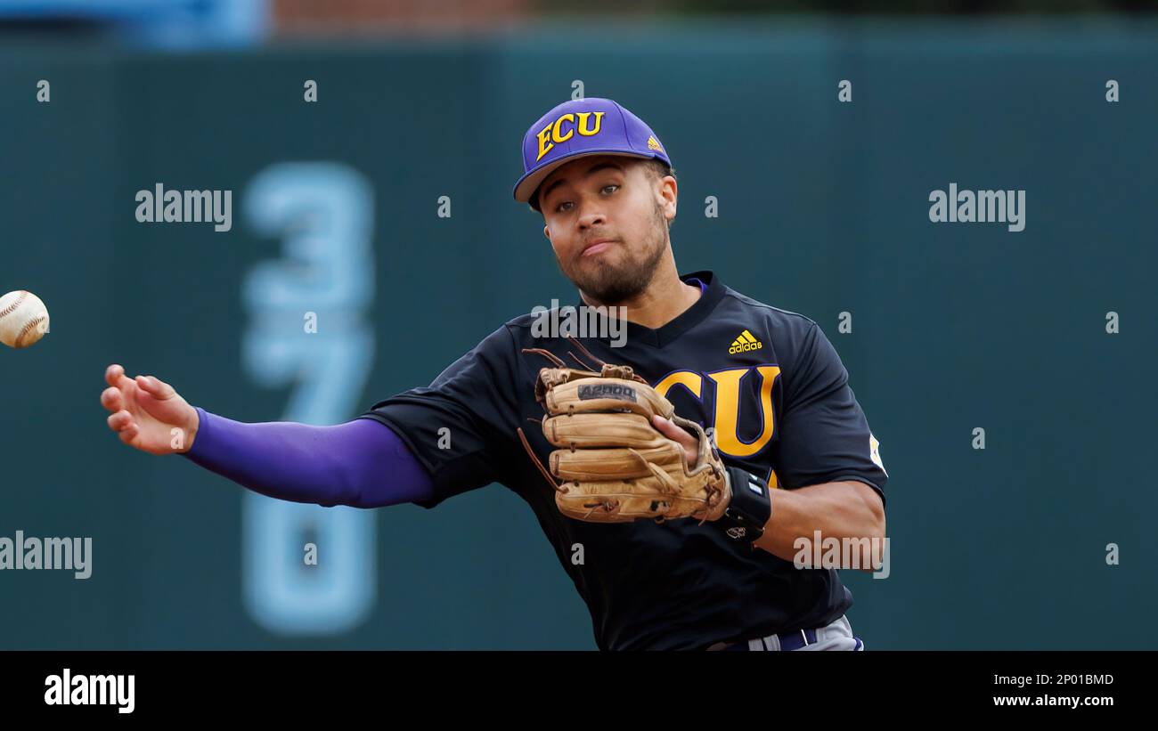 East Carolina's Jacob Starling (10) makes a throw during an NCAA ...