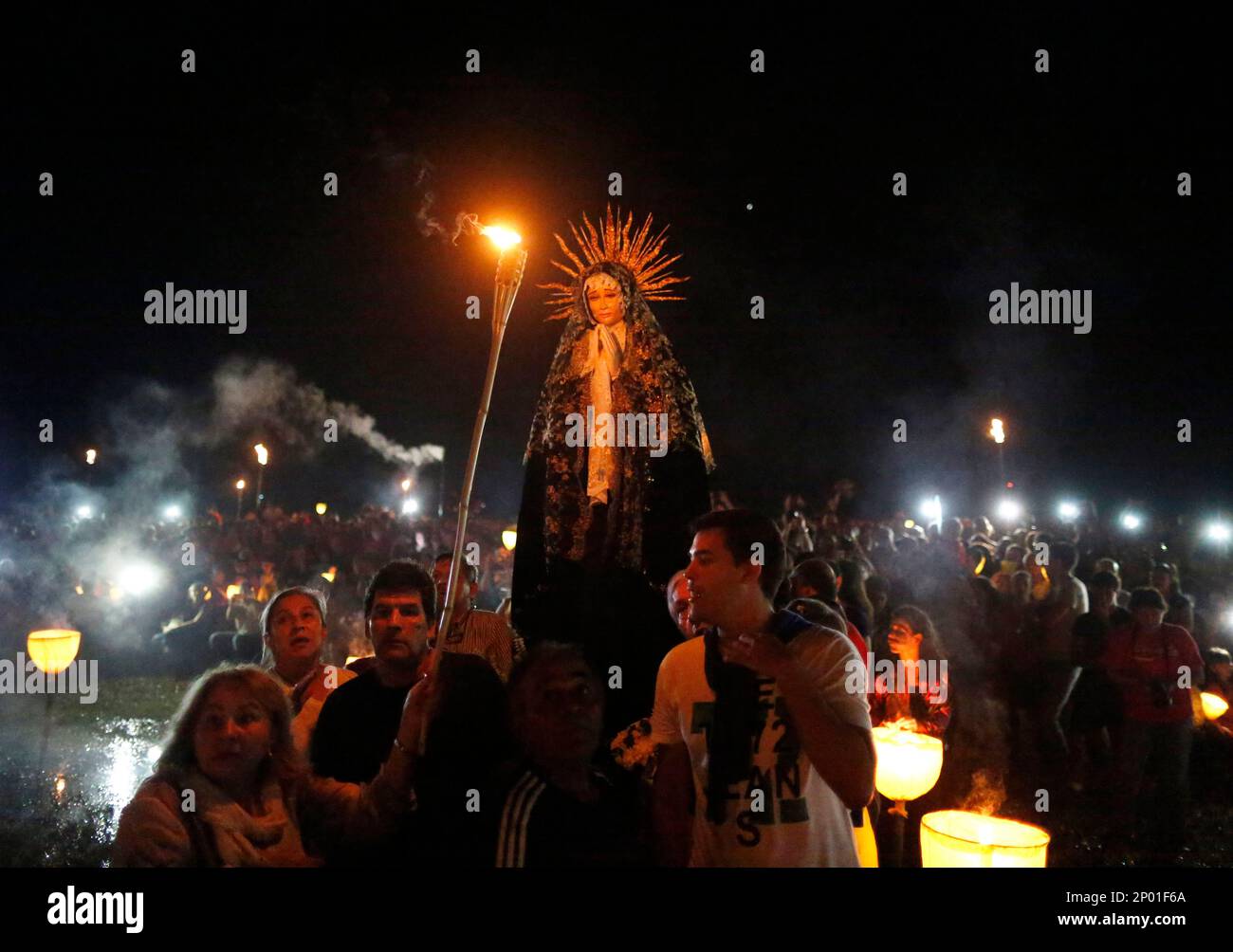Catholic faithful of Paraguay carry a Virgin statue in a "Tanarandy ...