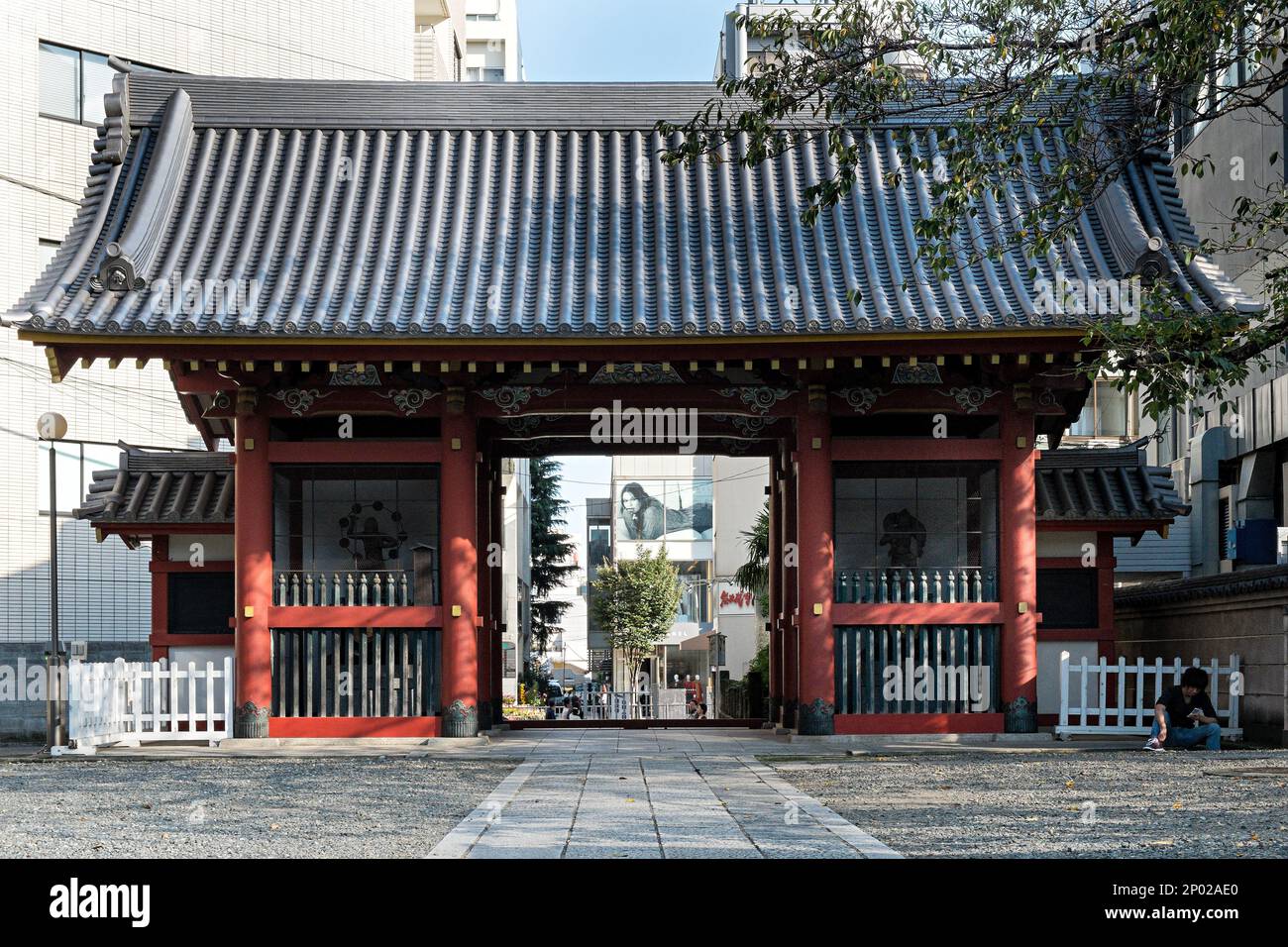 Beautiful traditional temple gate in urban Tokyo, Japan Stock Photo - Alamy