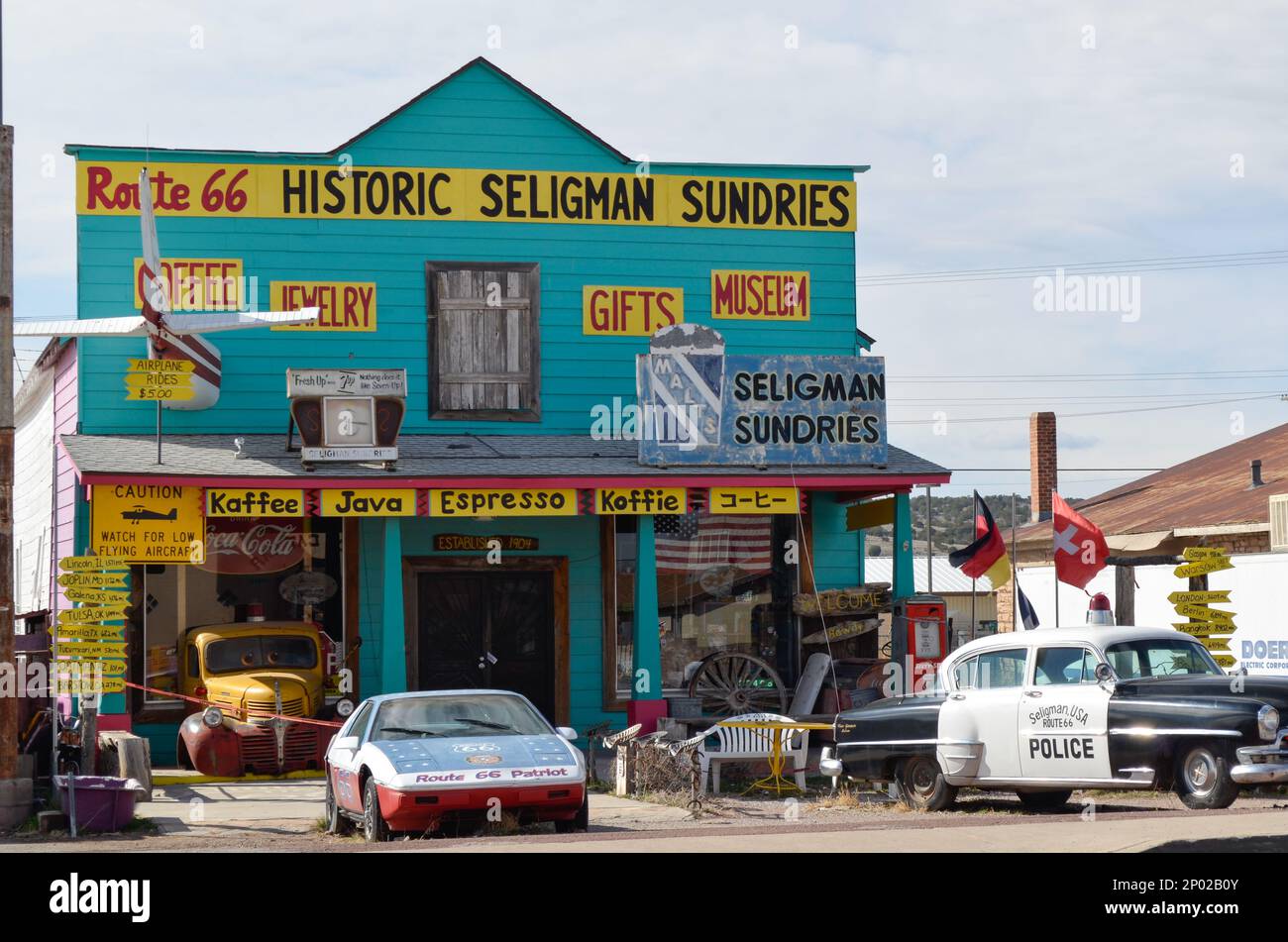 Old shop in route 66, giftshop, old cars Stock Photo - Alamy
