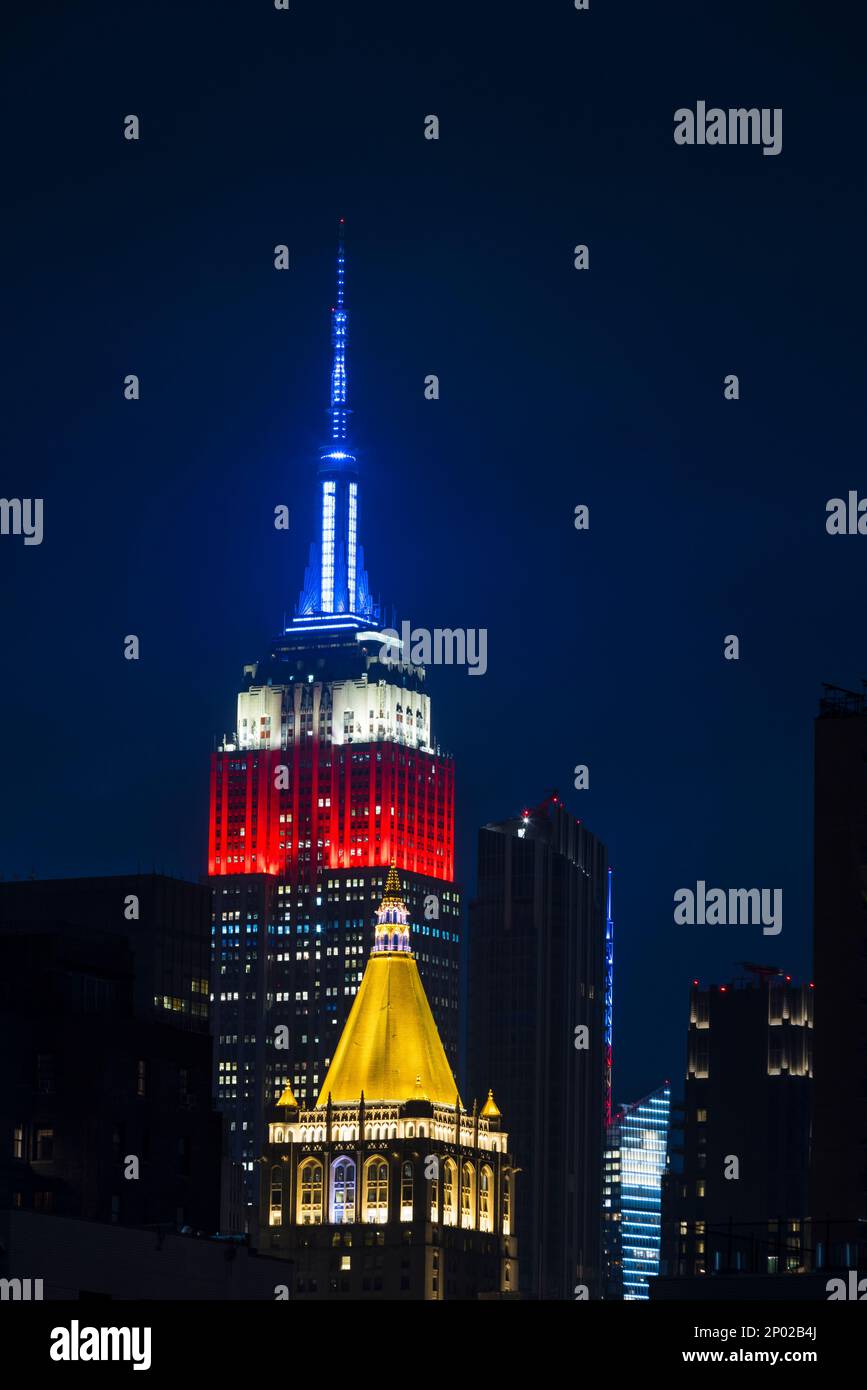 Empire State Building glows in celebrate of Independence Day colors in ...