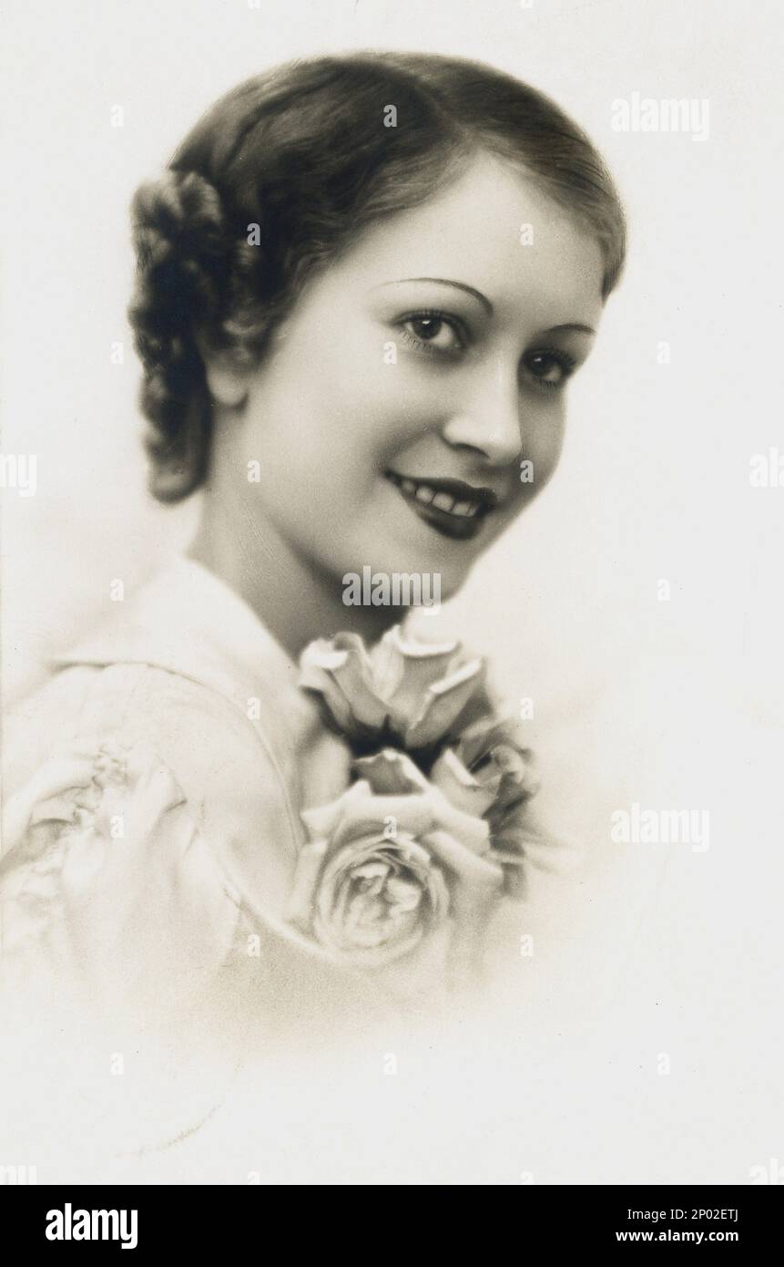 Donna di moda hi-res stock photography and images - Alamy