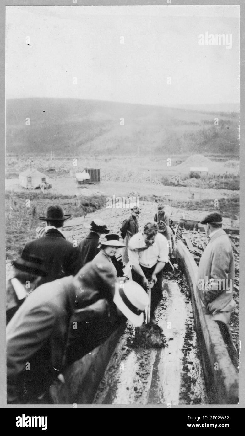 Gold mining alaska chatanika 1890 1920 hi-res stock photography and ...