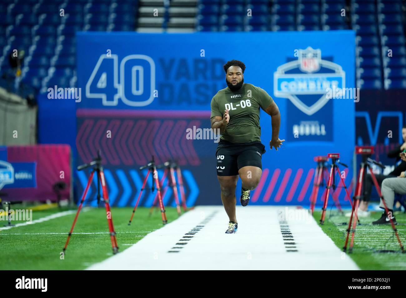 Alabama defensive lineman DJ Dale runs the 40-yard dash at the NFL ...