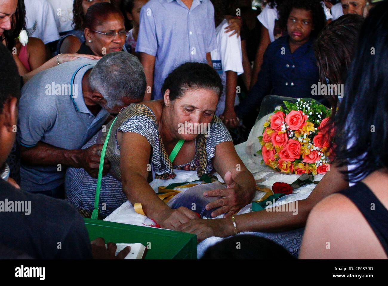 01/04/2017 - Sepultamento da Maria Eduarda - Foi enterrada na manha ...