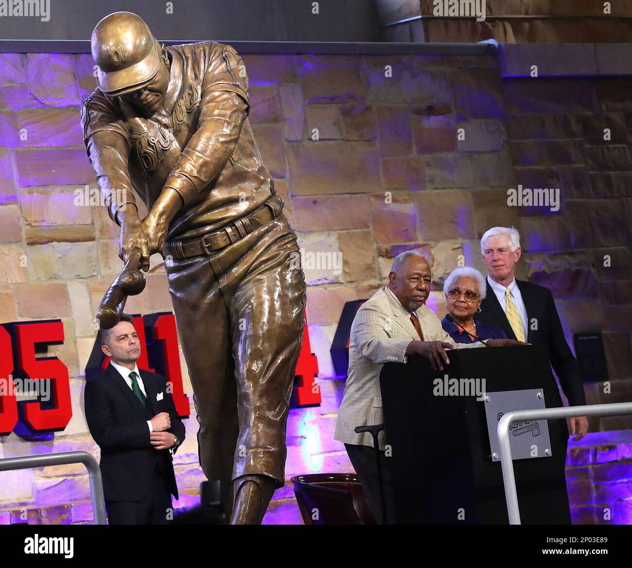 Hank Aaron, with his wife Billye by his side, addresses the crowd ...
