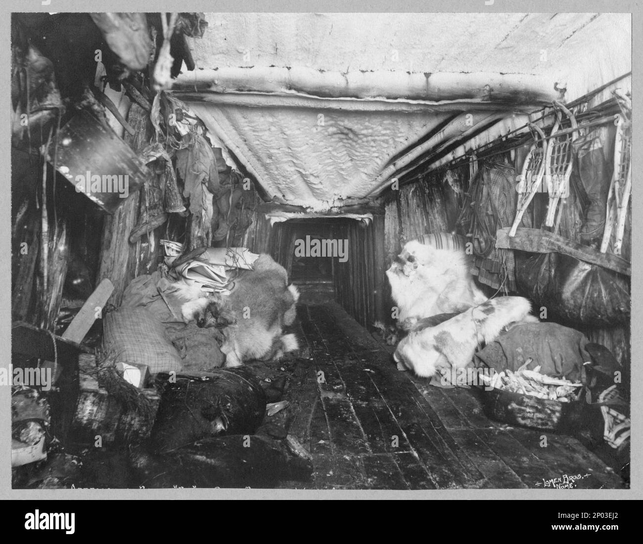 Eskimo hut Black and White Stock Photos & Images - Alamy