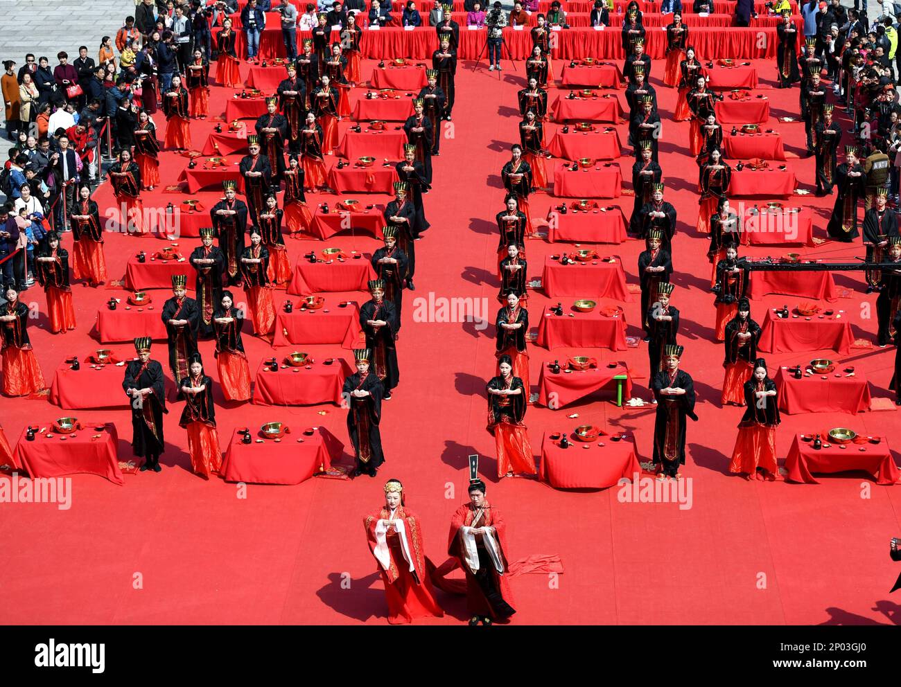 36 pairs of young couples attended a traditional Han-style group ...
