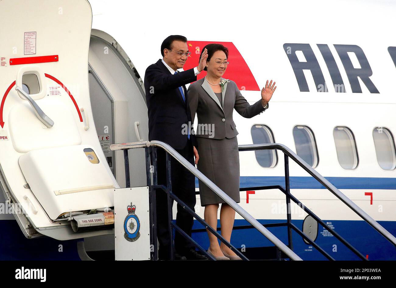 Chinese Premier Li Keqiang and his wife Cheng Hong wave on their ...