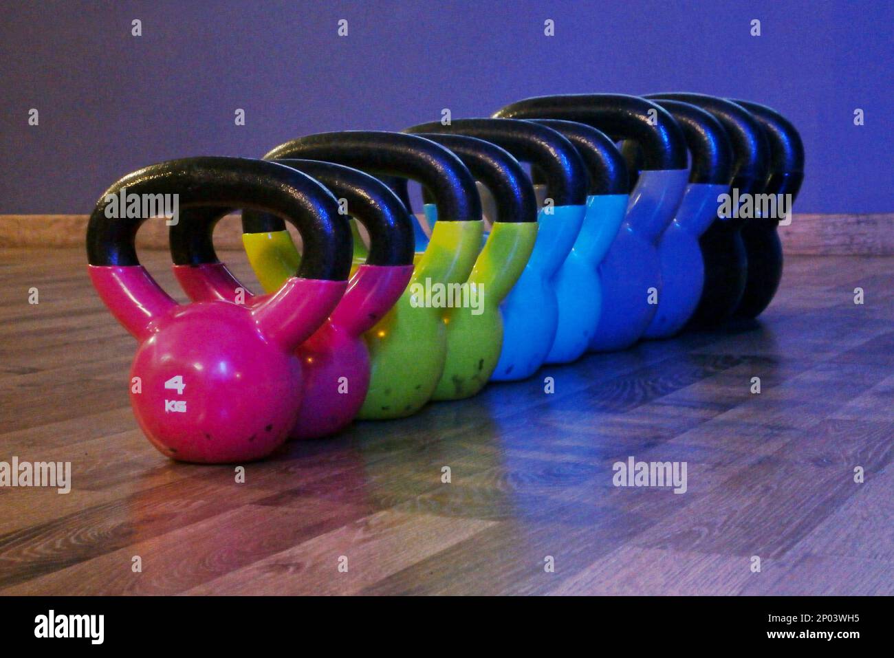 Pink kettlebell in gym hi-res stock photography and images - Alamy