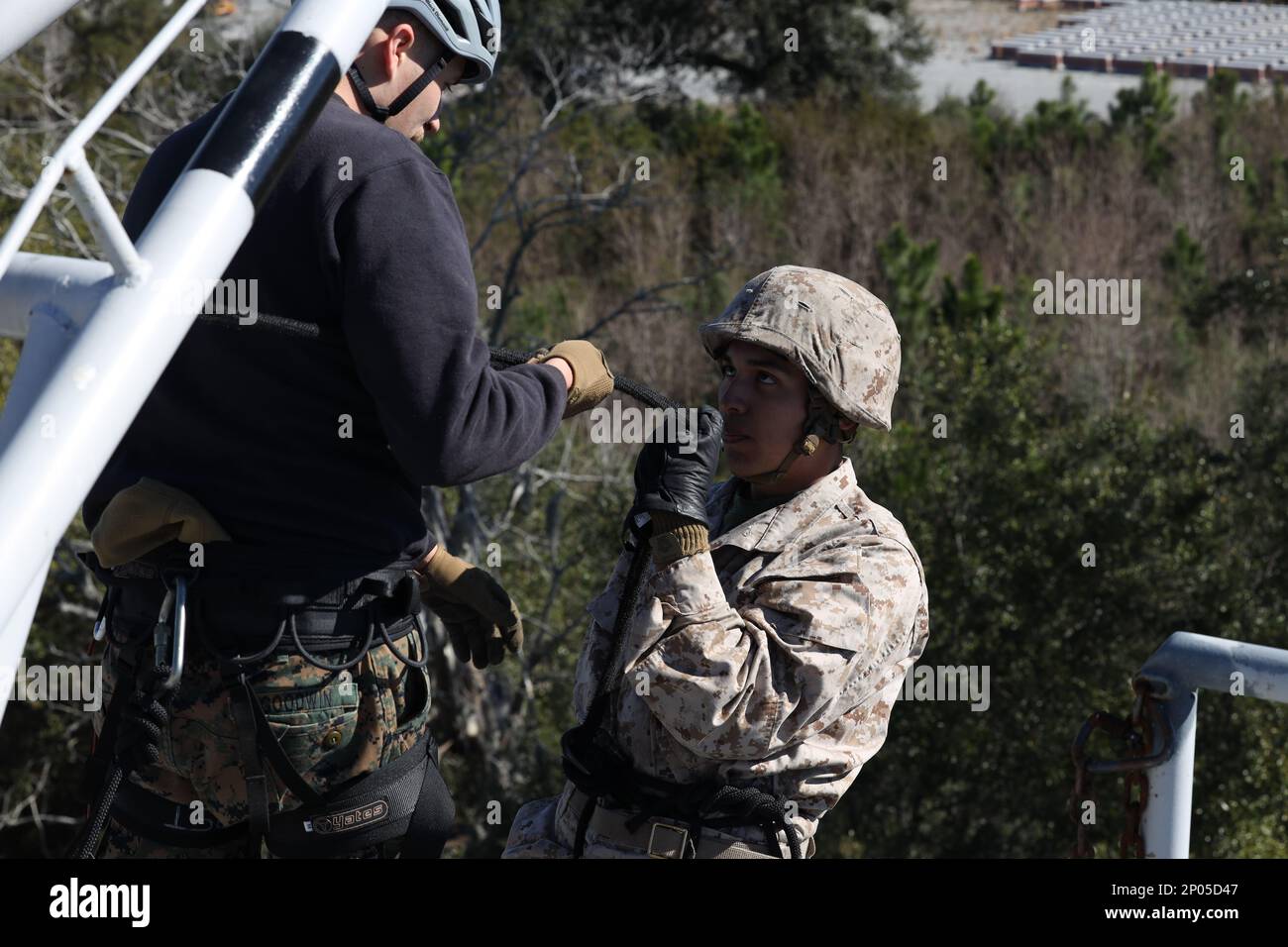 Recruits with Hotel Company, 2nd Recruit Training Battalion, execute ...