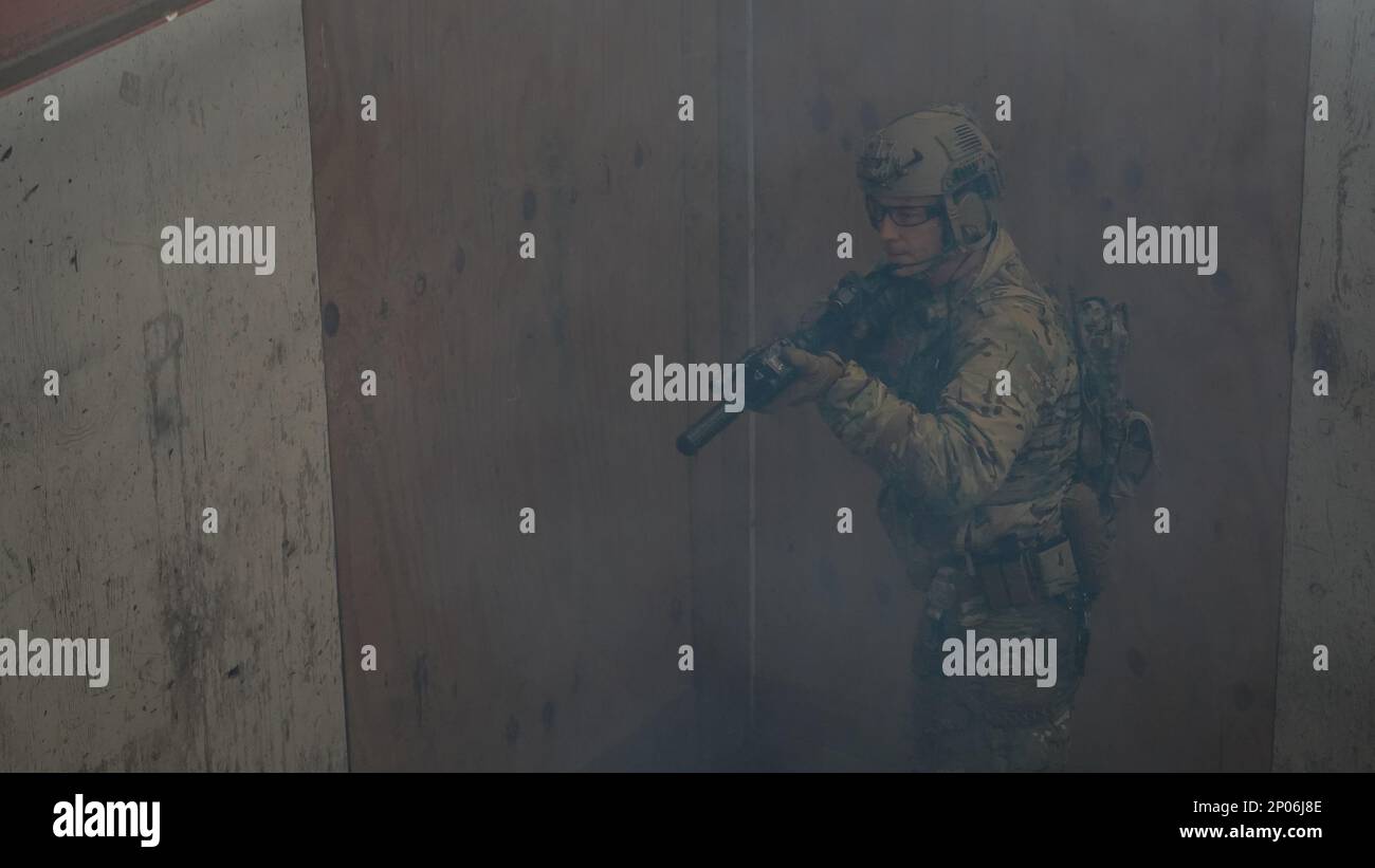 A U.S. Coast Guard Maritime Security Response Team East member ...