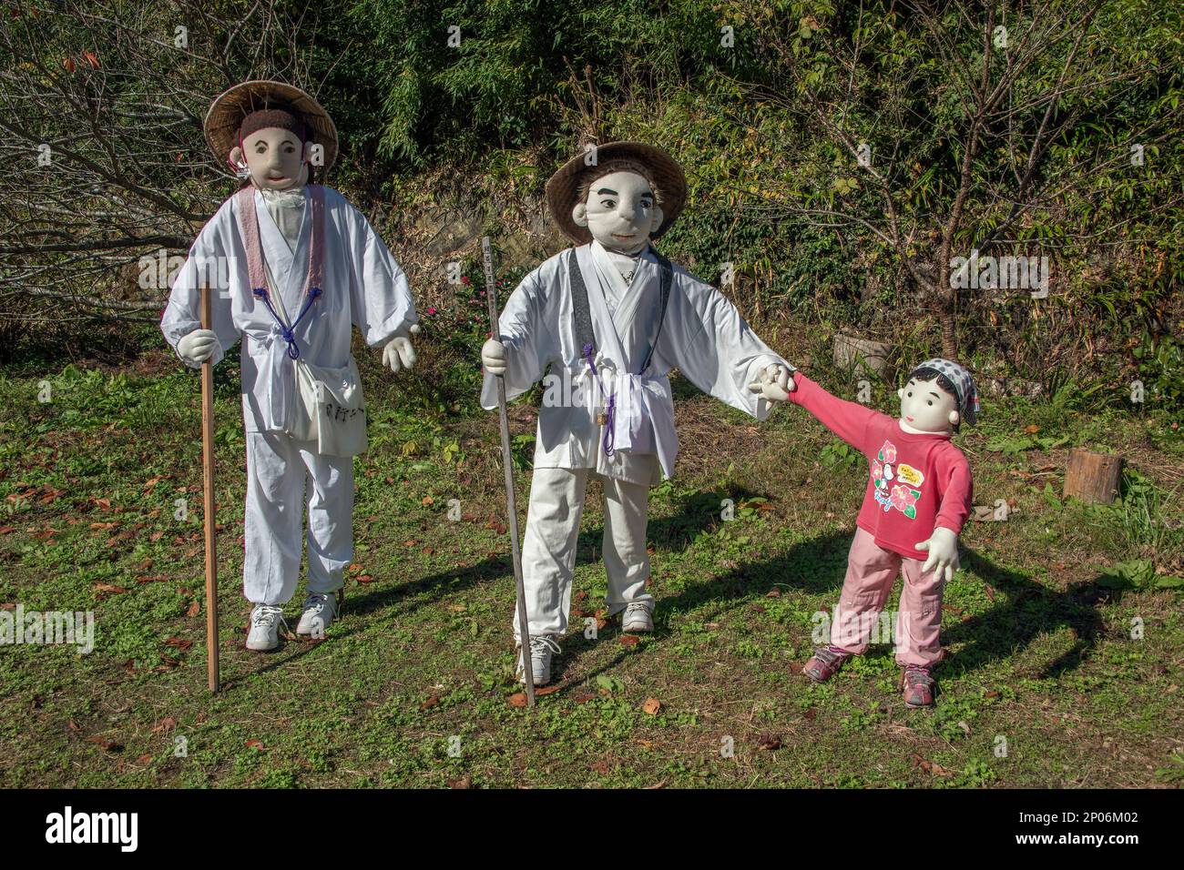 Kakashi dolls of the Henro pilgrims of the Shikoko Henro, Kamiyama ...