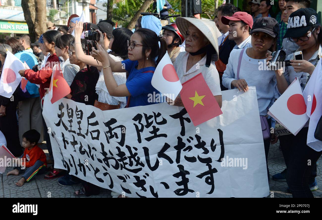 Vietnamese and Japanese wait to see Japan's Emperor Akihito and Empress ...