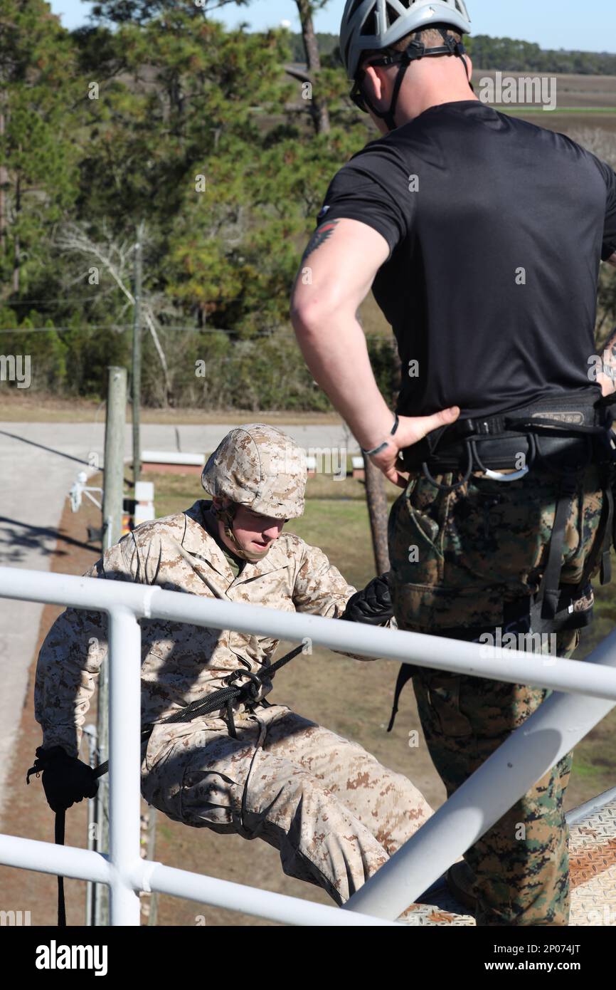 Recruits with Hotel Company, 2nd Recruit Training Battalion, execute ...