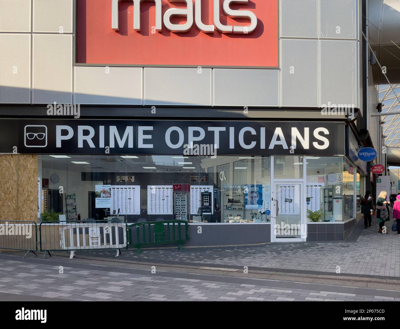 Basingstoke, Hampshire, England, UK. 2022, Shopfront of an opticians ...