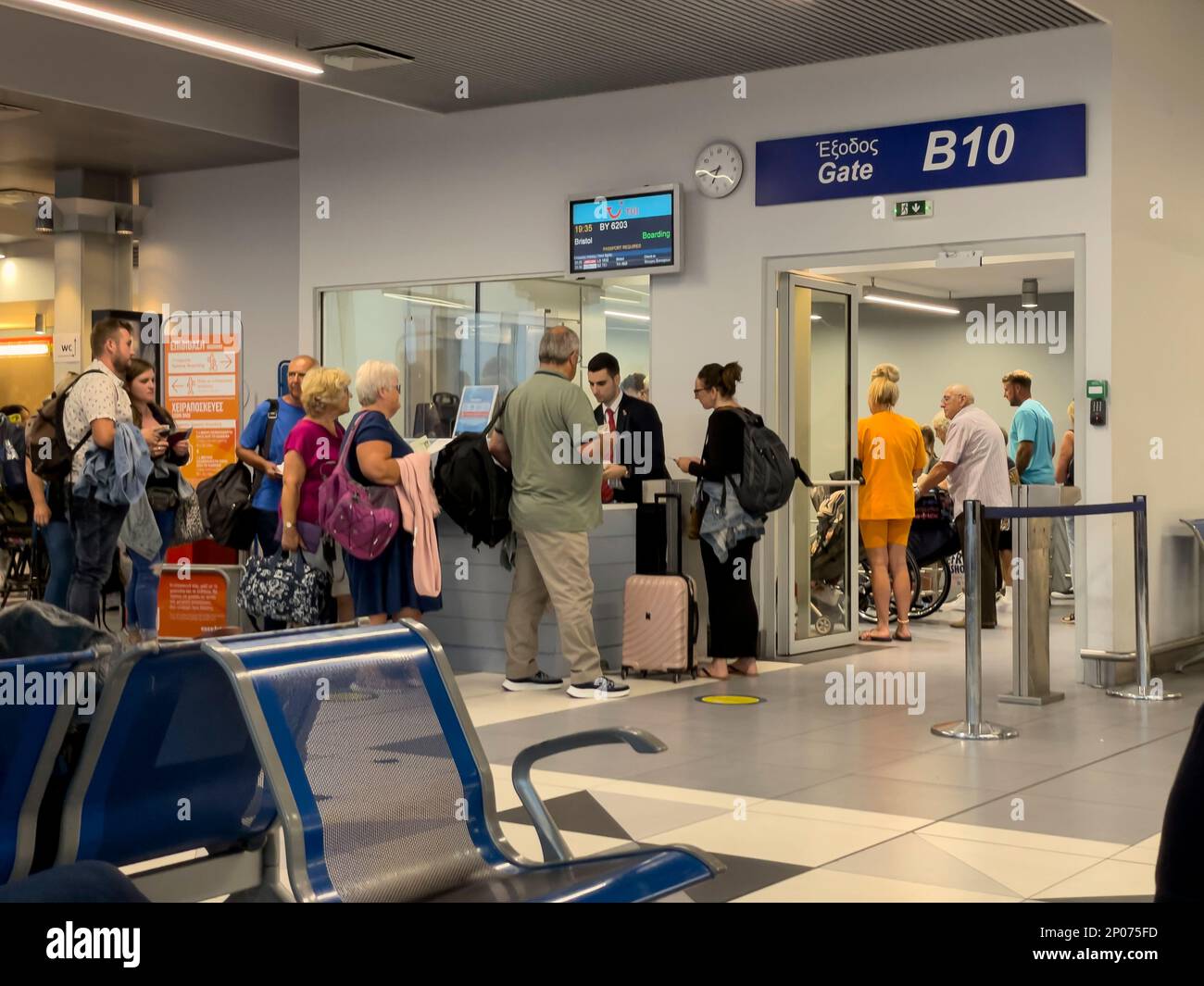 People queing at boarding gate hi-res stock photography and images - Alamy