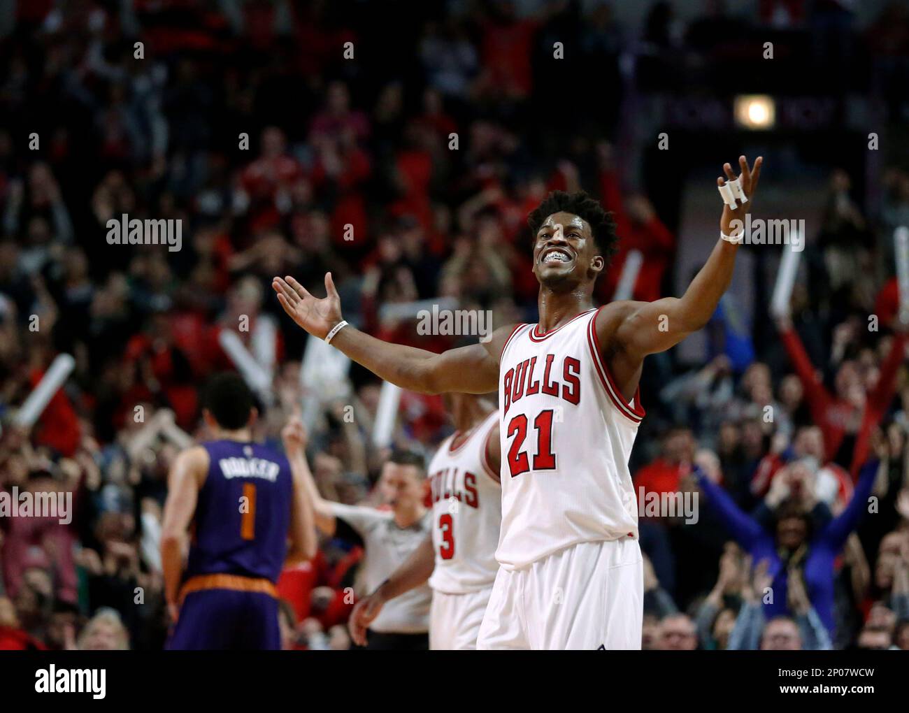 Chicago Bulls' Jimmy Butler (21) celebrates his game-tying shot late in ...