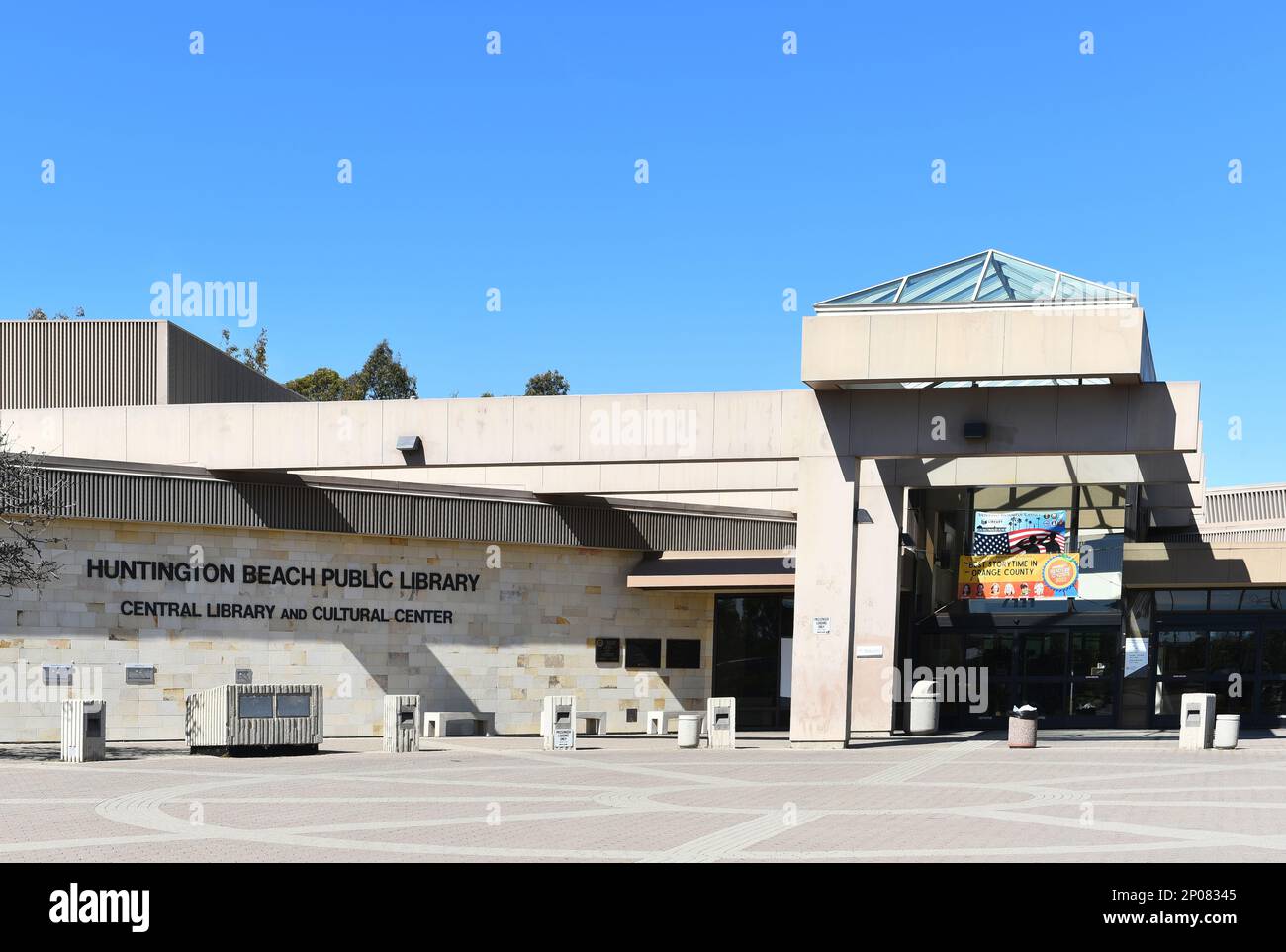 HUNTINGTON BEACH, CALIFORNIA - 02 MAR 2023: Huntington Beach Central ...