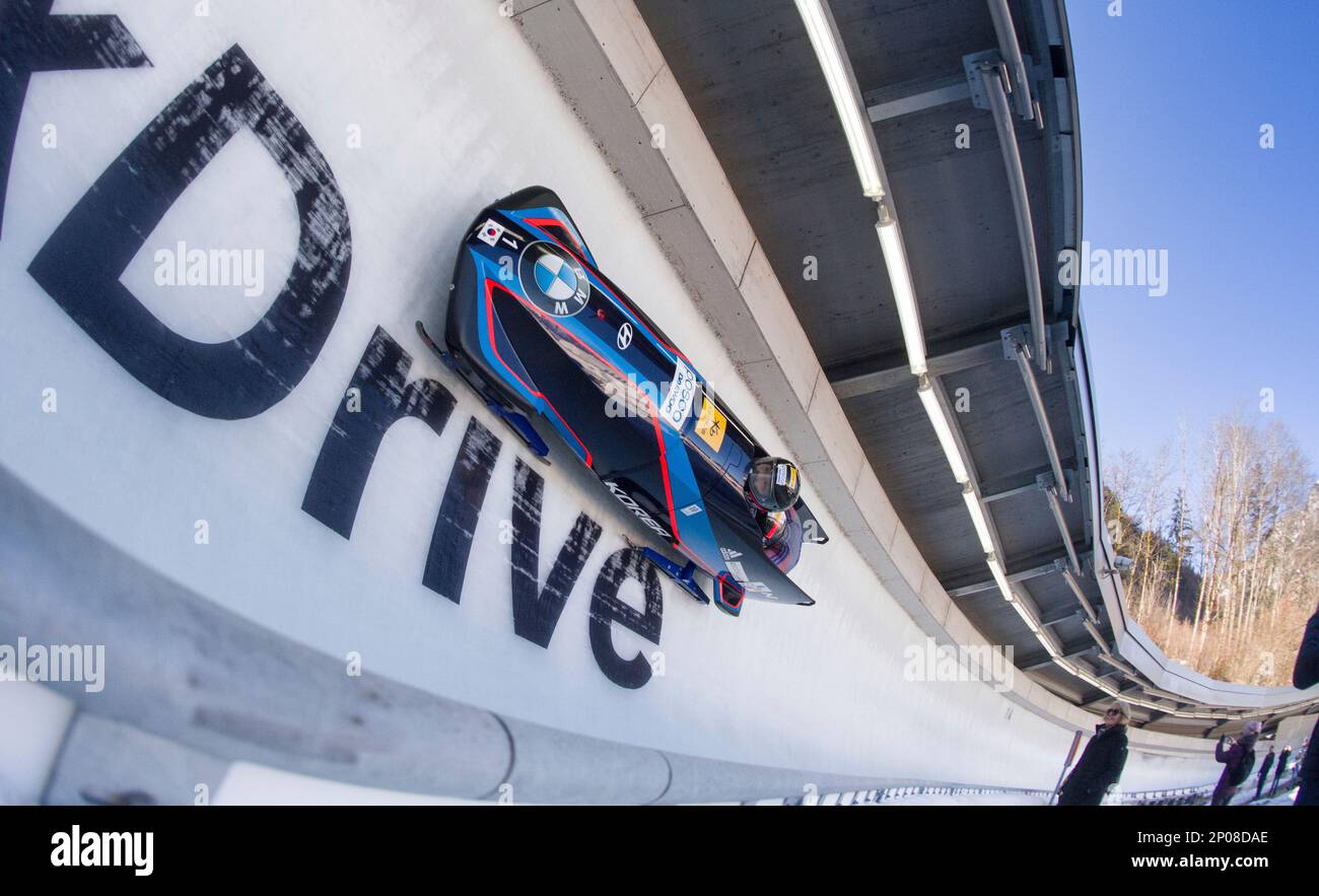 South Korea's Won Yun-jong und Seo Young-woo compete during the men's ...