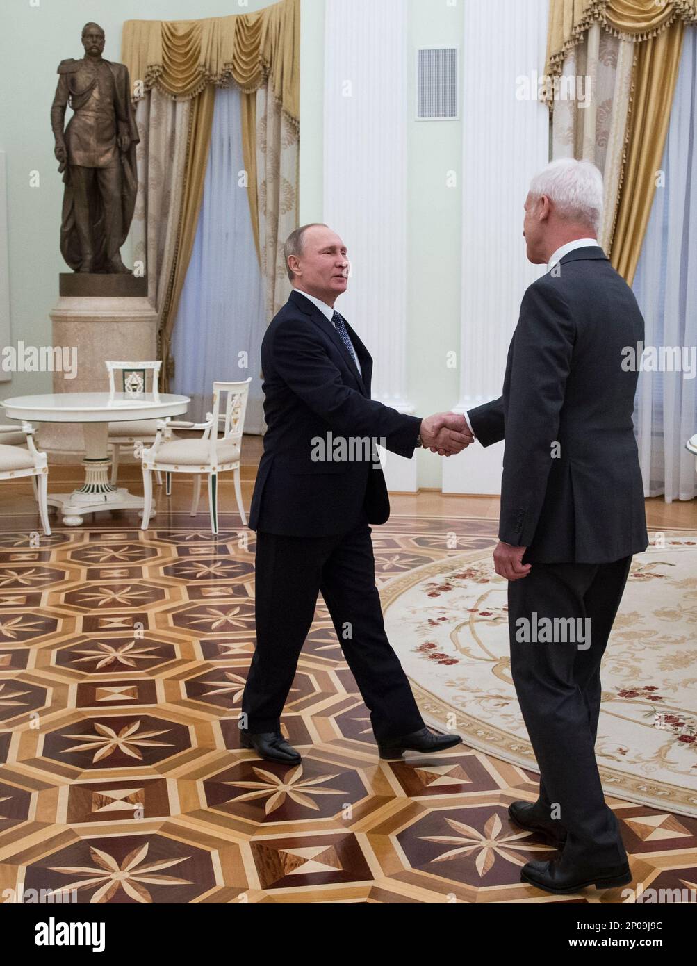 Russian President Vladimir Putin, left, shakes hands with Volkswagen AG ...