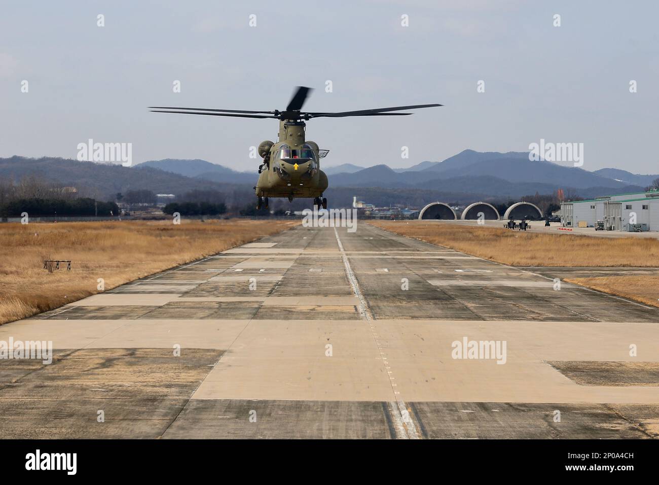 U.S. Army Soldiers from B Company, 3rd Battalion, 2nd Aviation Regiment ...
