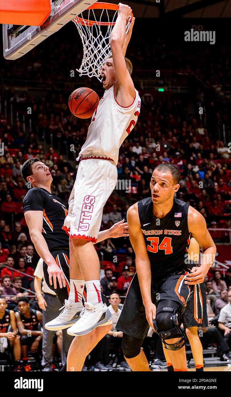 Utah forward Tyler Rawson (21) dunks over Oregon State forward Drew Eubanks (12) and forward Ben ...