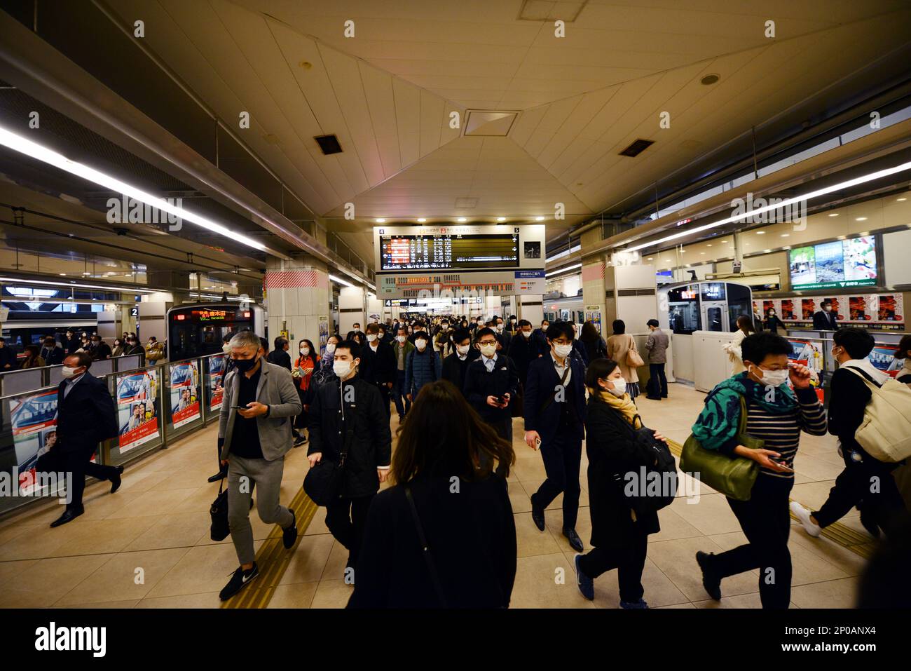 Commuters tokyo station hi-res stock photography and images - Alamy