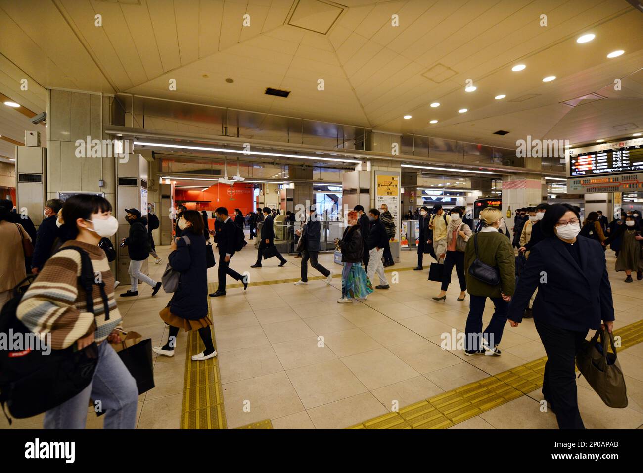 Commuters tokyo station hi-res stock photography and images - Alamy