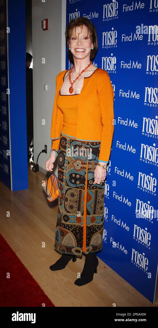 File Photo by: Peter Kramer/STAR MAX/IPx20024/15/02Mary Tyler Moore at ...