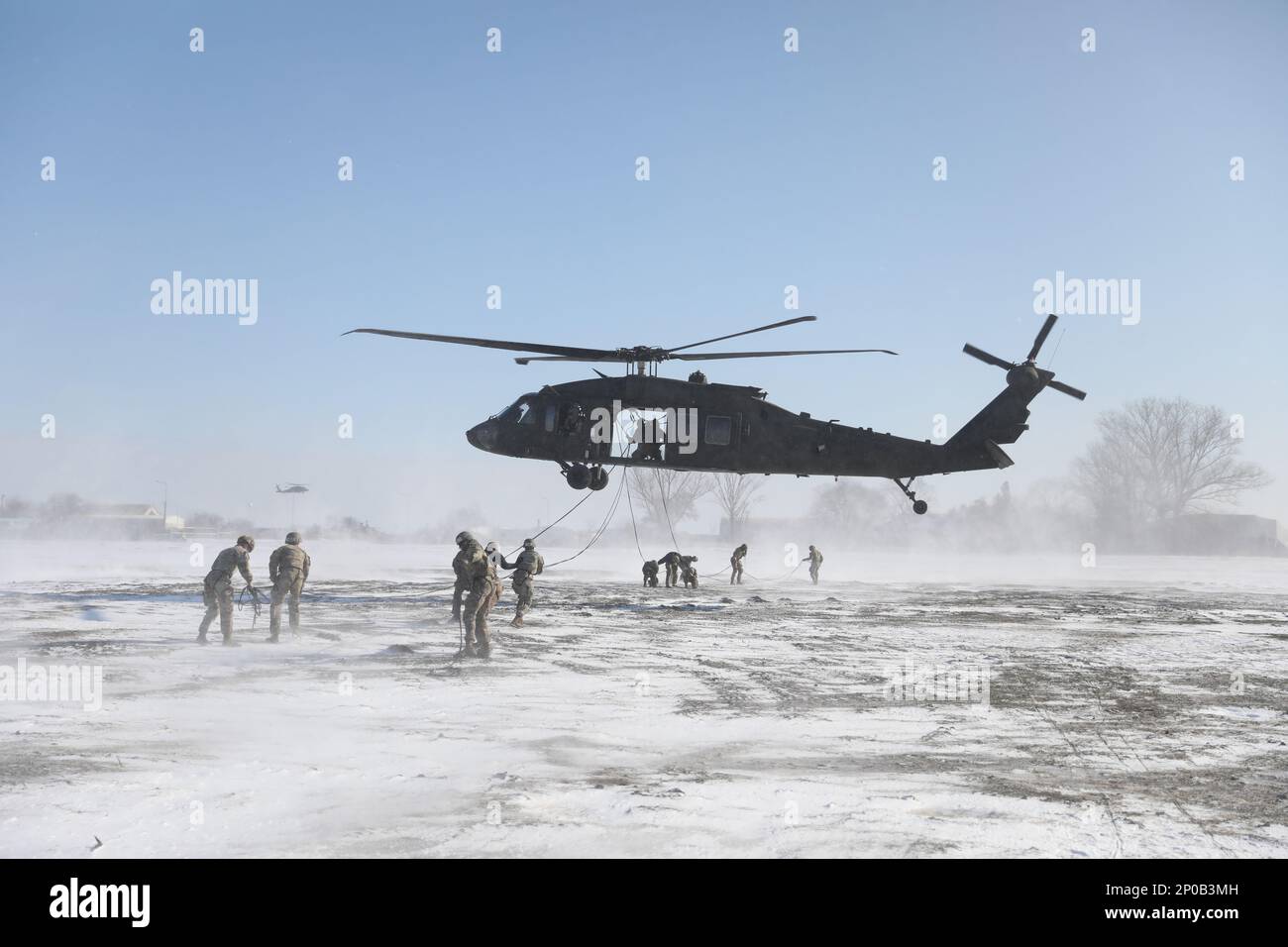 U.S. Army Soldiers from the 101st Airborne Division (Air Assault), 1st ...