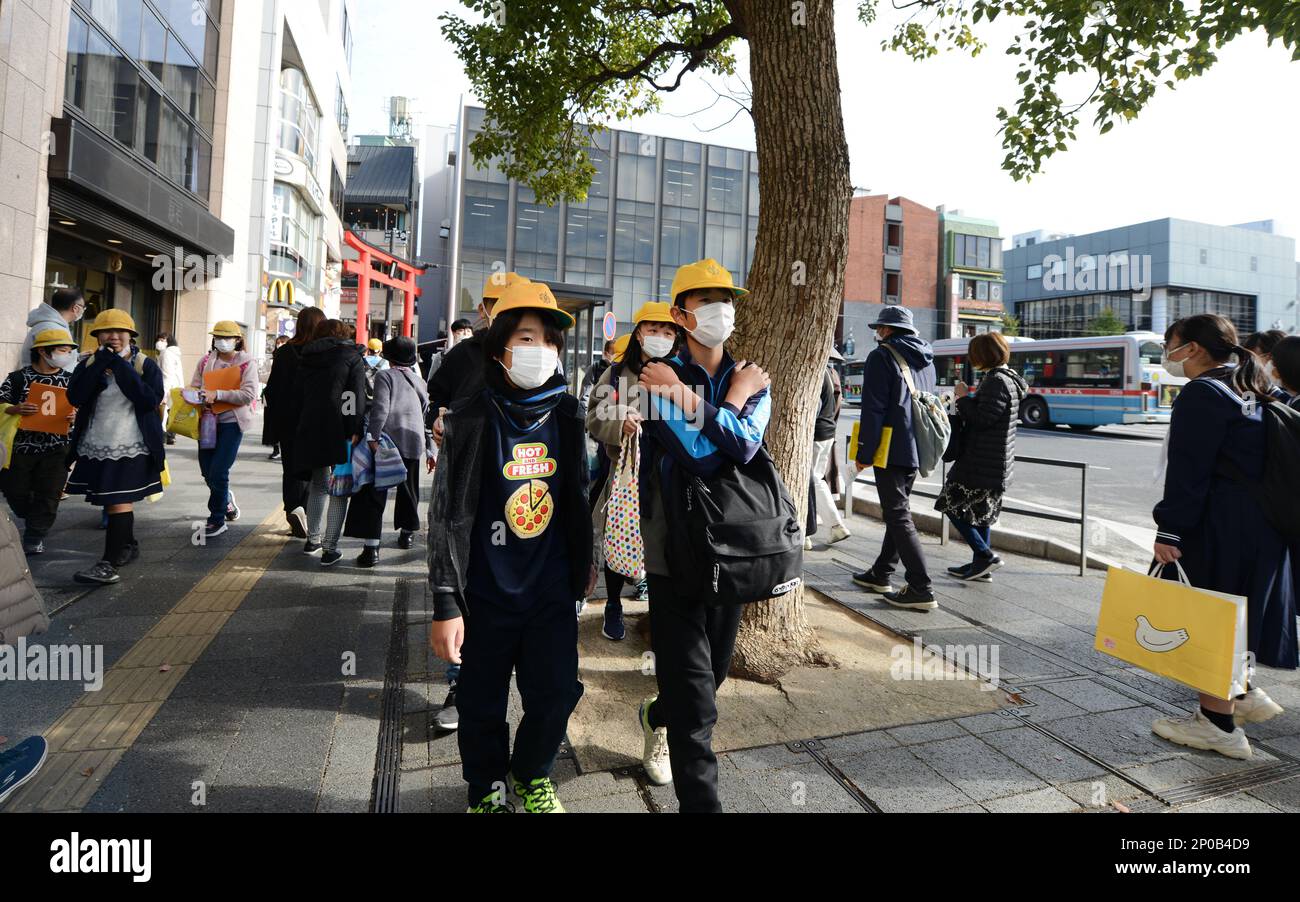 Japanese school children on a field trip to Kamakura, Japan Stock Photo ...