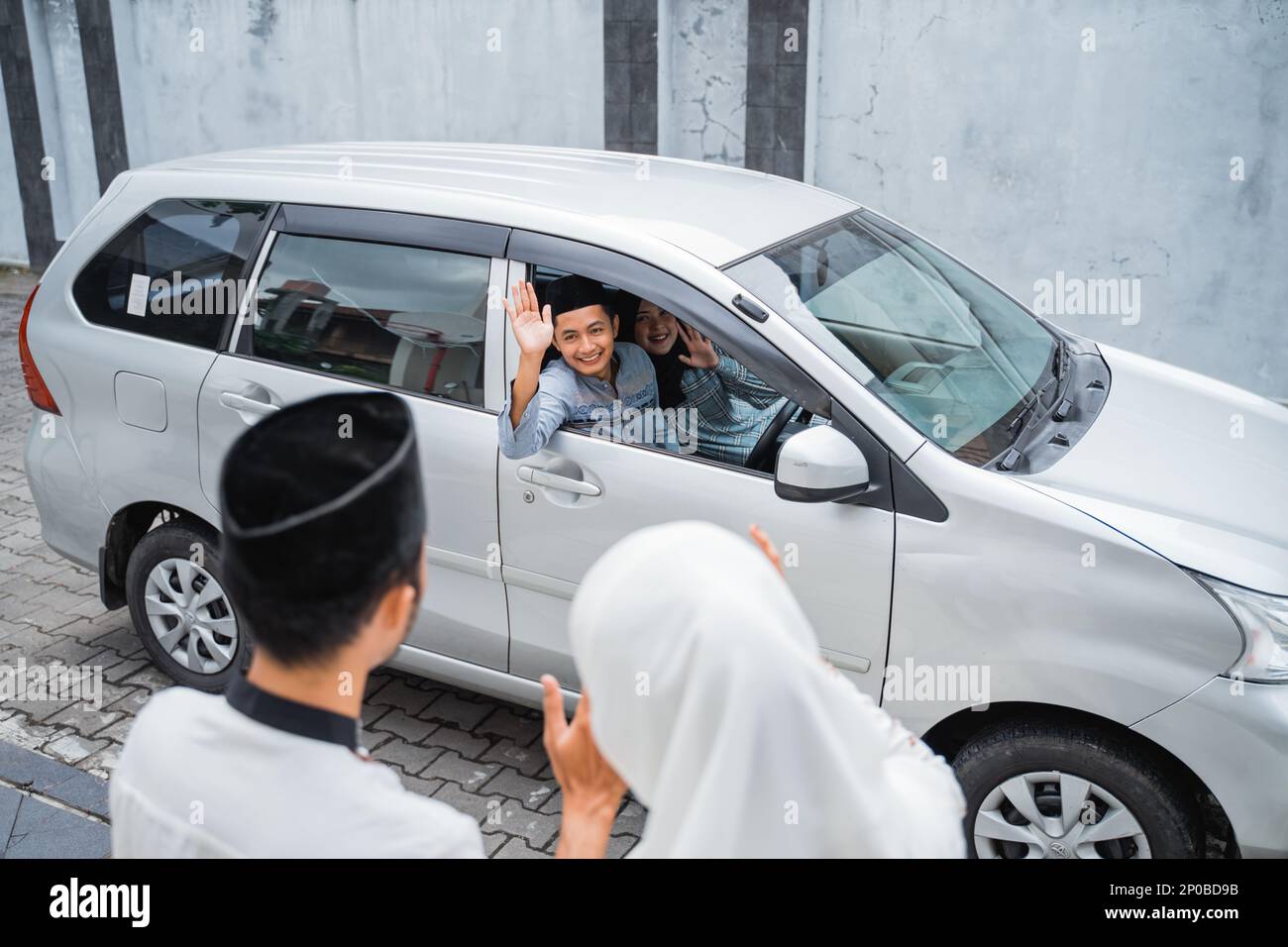 Family waving from window hi-res stock photography and images - Alamy