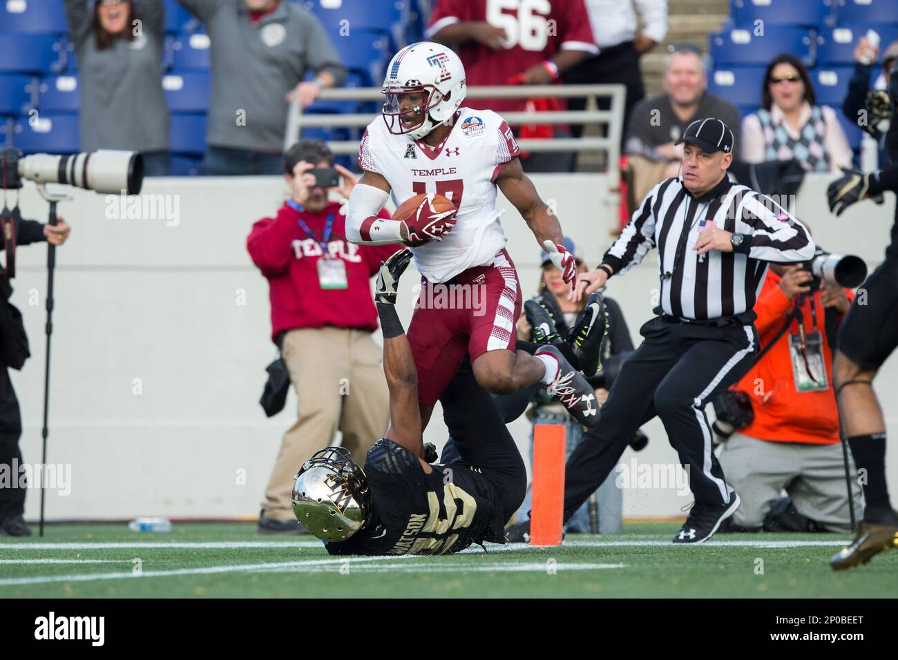 Adonis Jennings (17) of the Temple Owls catches a pass while being ...