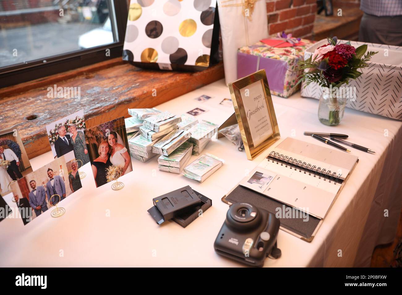 wedding invitation and welcome reception table Stock Photo - Alamy