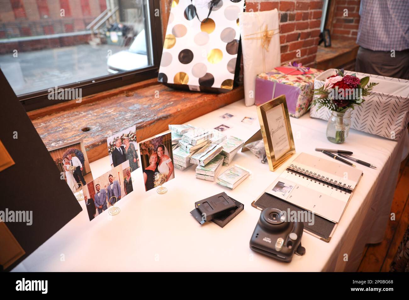 wedding invitation and welcome reception table Stock Photo - Alamy
