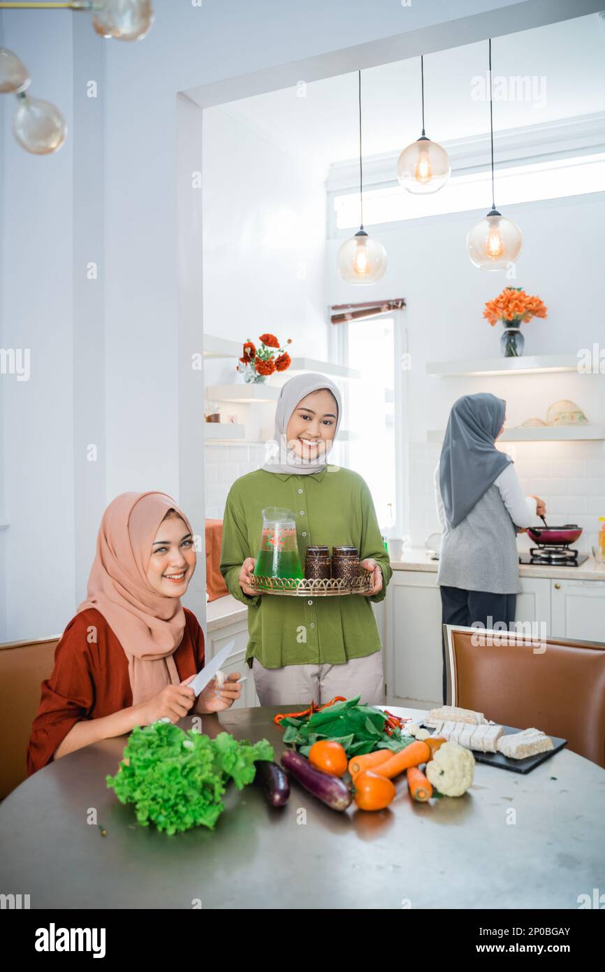 muslim woman serving drink for friend and family after fasting Stock ...