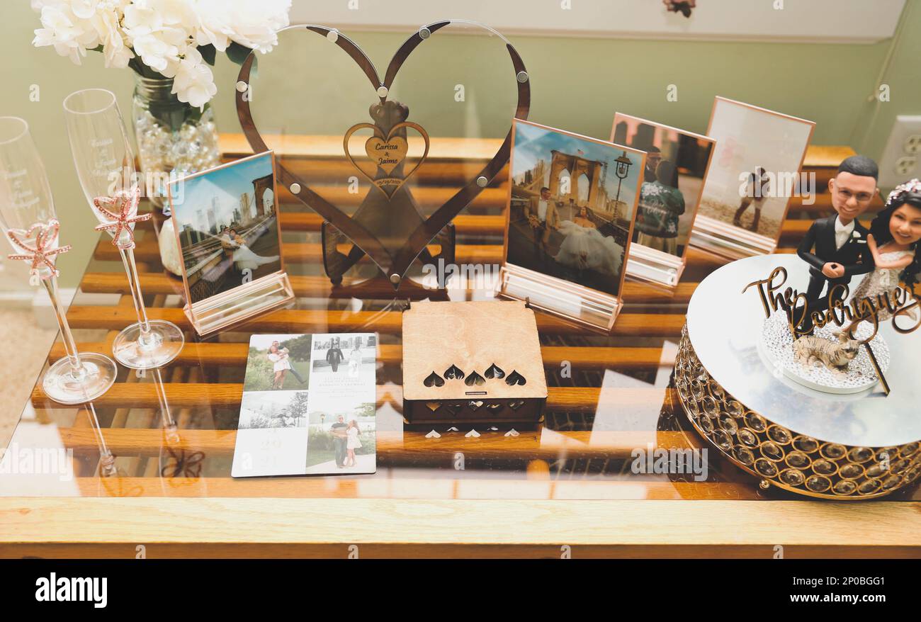 wedding invitation and welcome reception table Stock Photo - Alamy