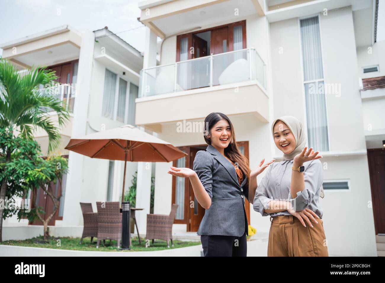 Real estate agent showing homes hi-res stock photography and images - Alamy