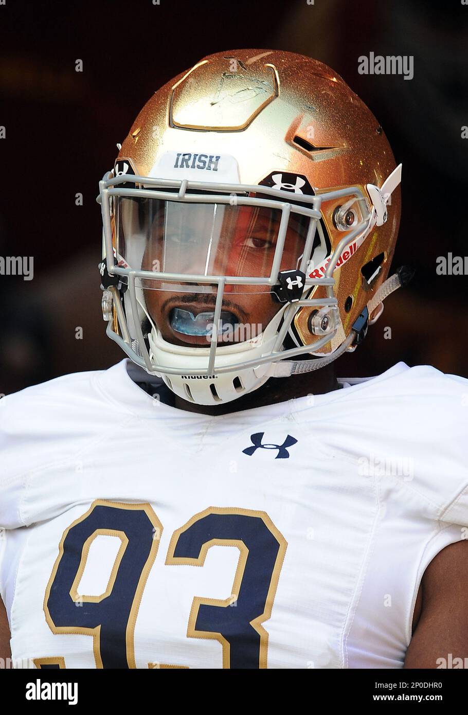 LOS ANGELES, CA - NOVEMBER 26: Notre Dame Fighting Irish defensive ...