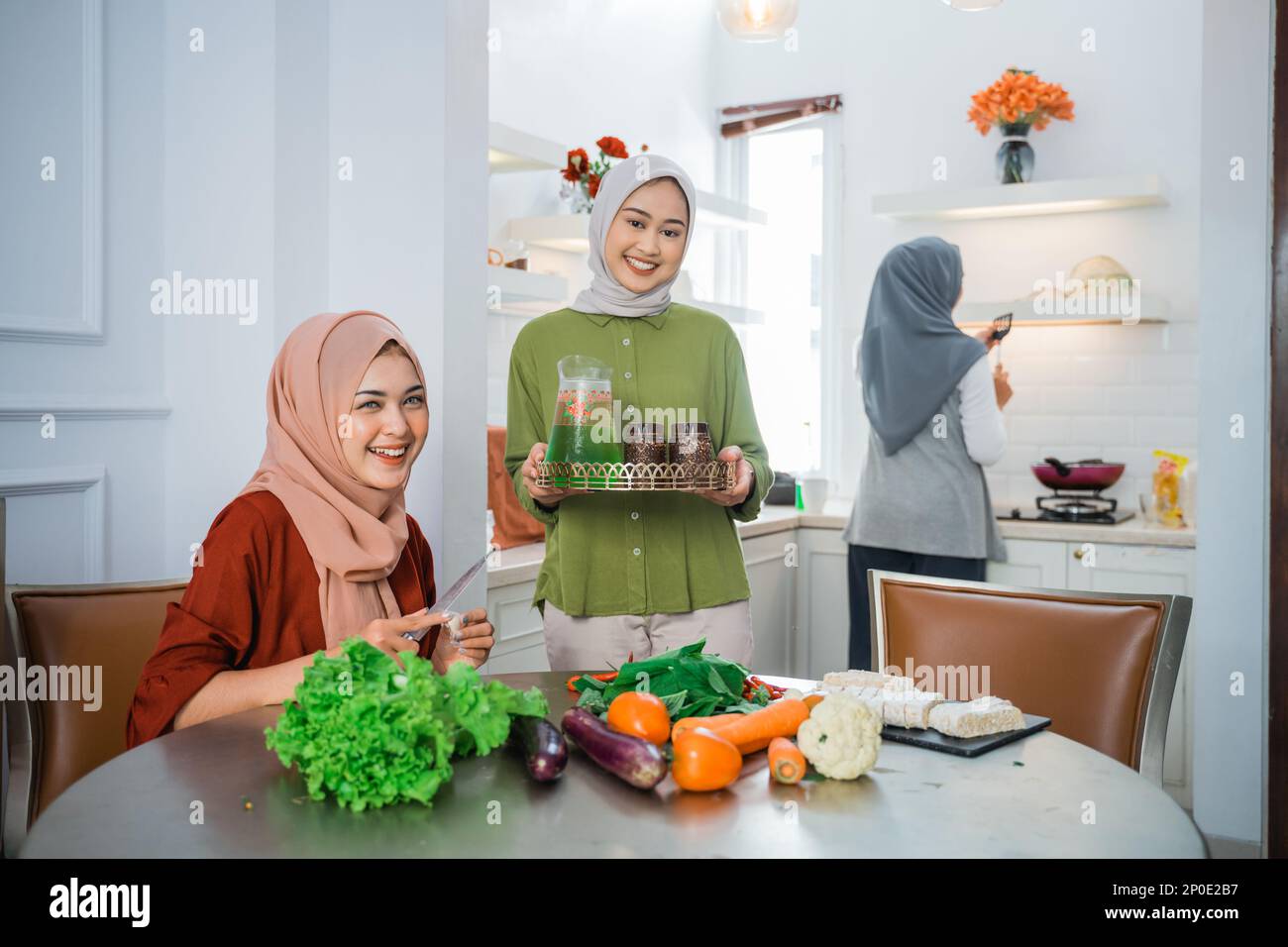 muslim woman serving drink for friend and family after fasting Stock ...